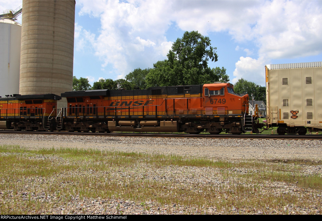 BNSF 6749